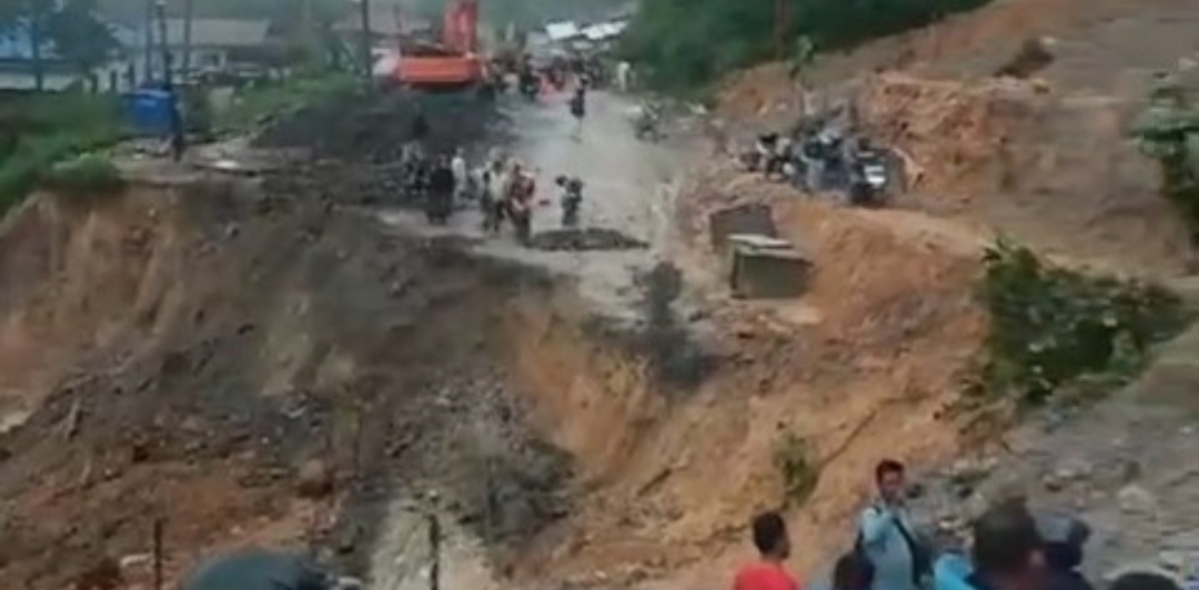 Longsor di Batu Jomba, Jalur Putus Total - ForestEarth